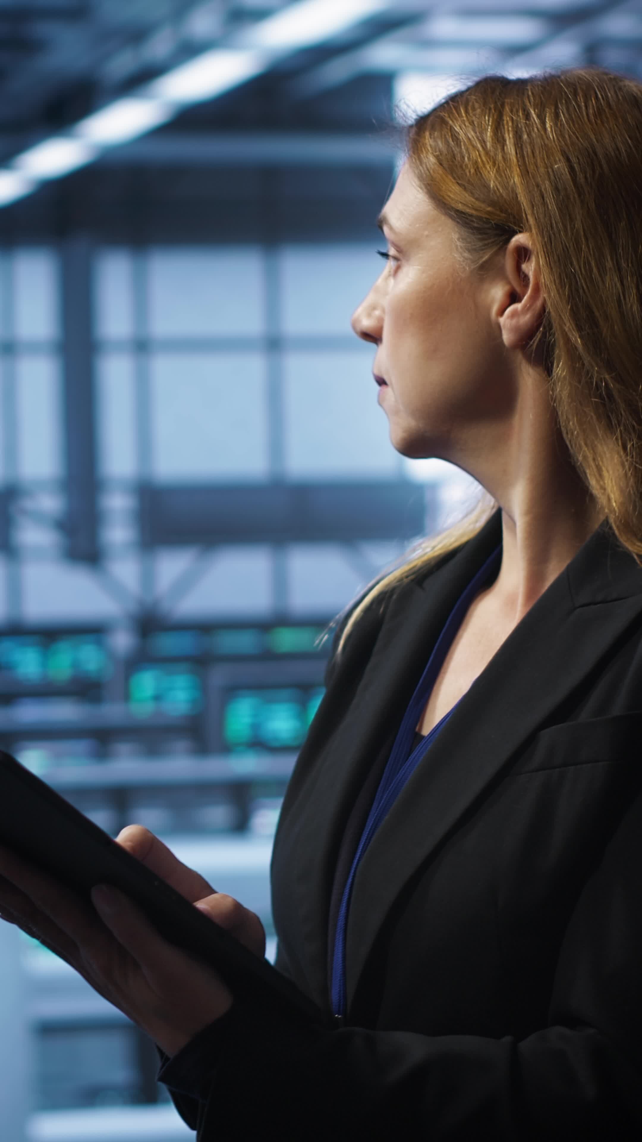 Vertical Sistema Administrador Haciendo Anual Mantenimiento Utilizando Tableta A Prolongar Datos