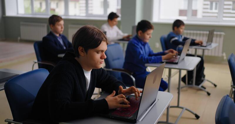 programación clases para colegio estudiantes, alumnos con laptops en ...