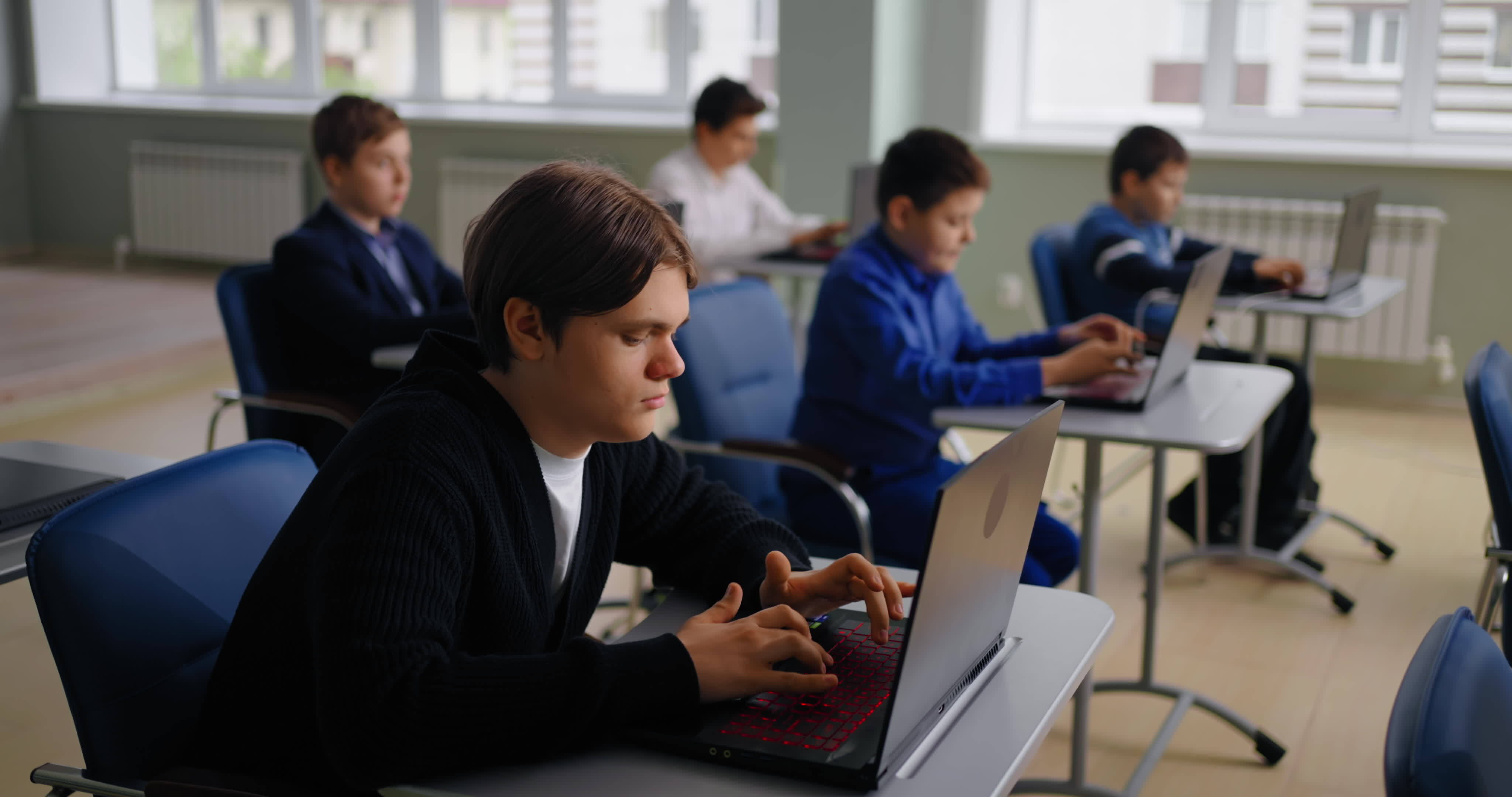 programación clases para colegio estudiantes, alumnos con laptops en ...