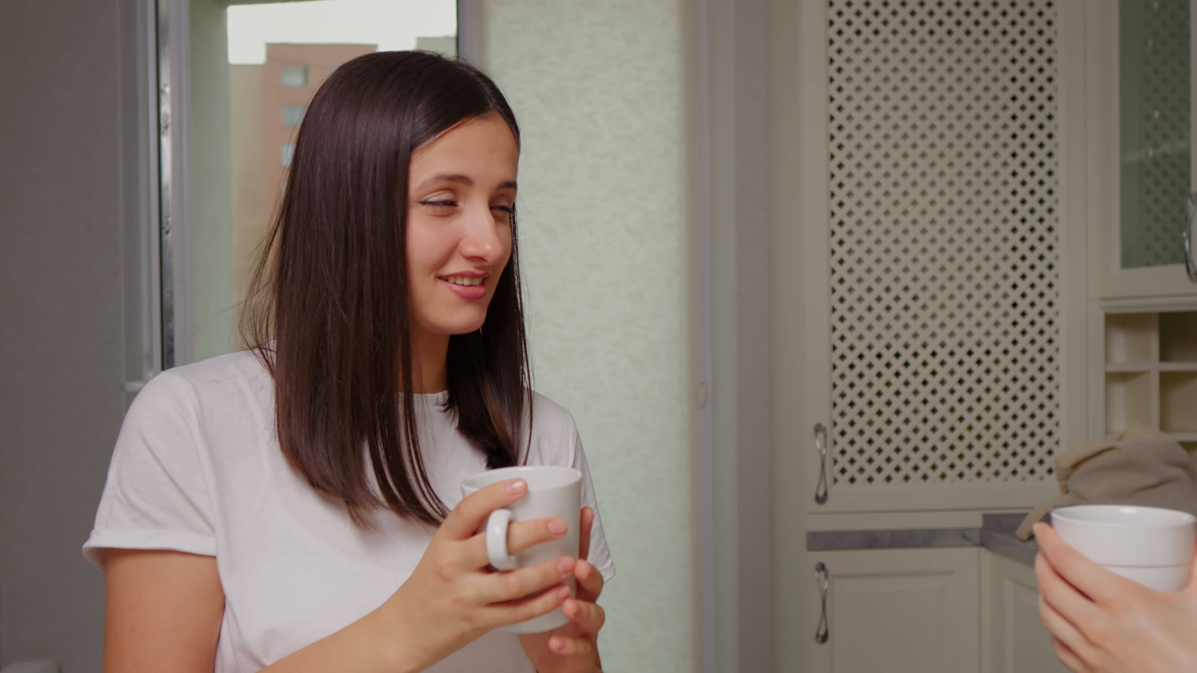 médio tiro do morena falando para amigo dentro uma acolhedor atmosfera às lar. 48064574 Vídeo ...