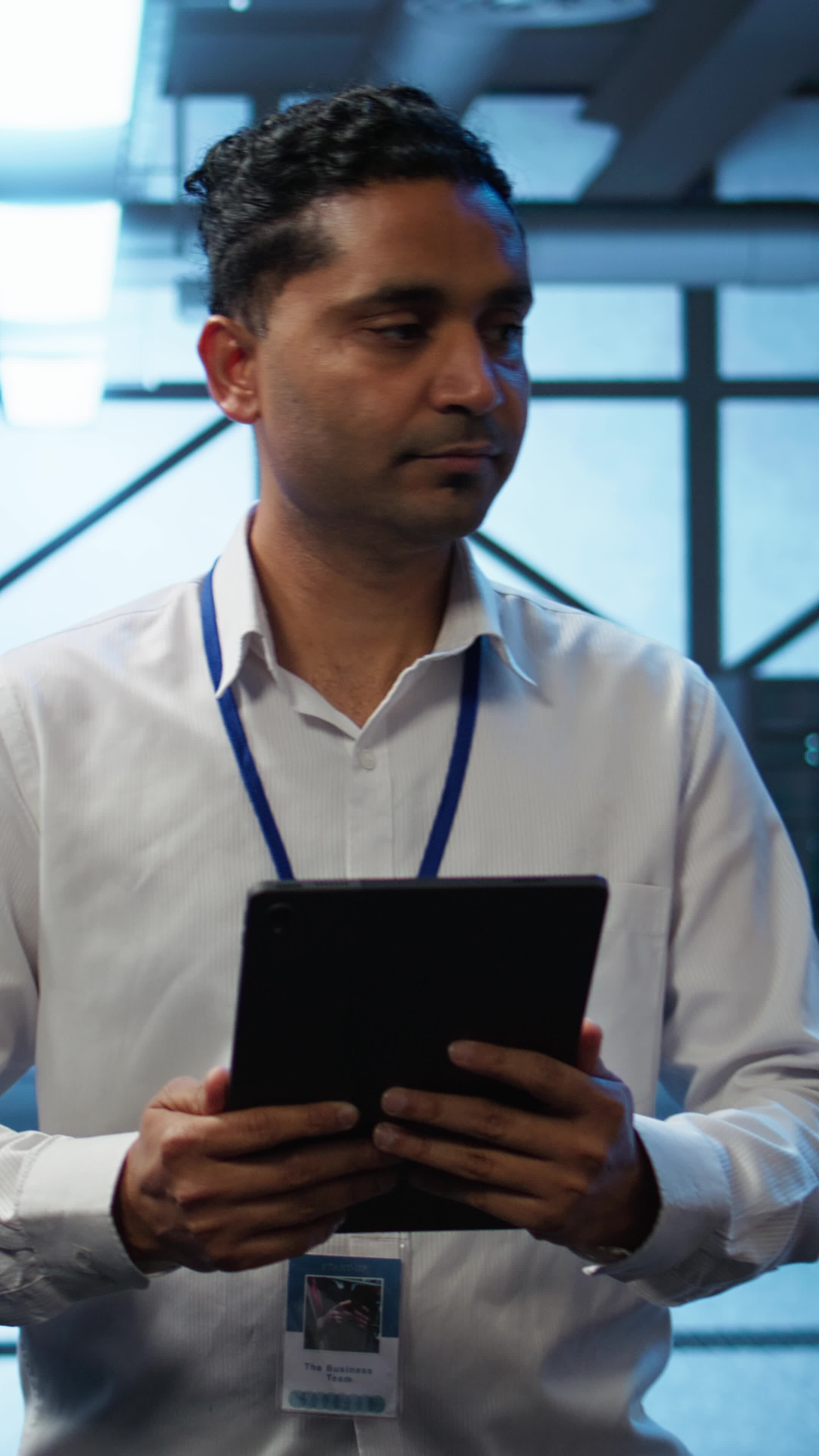 Vertical Security Analyst In Data Center Monitoring Security Threats Implementing Cybersecurity