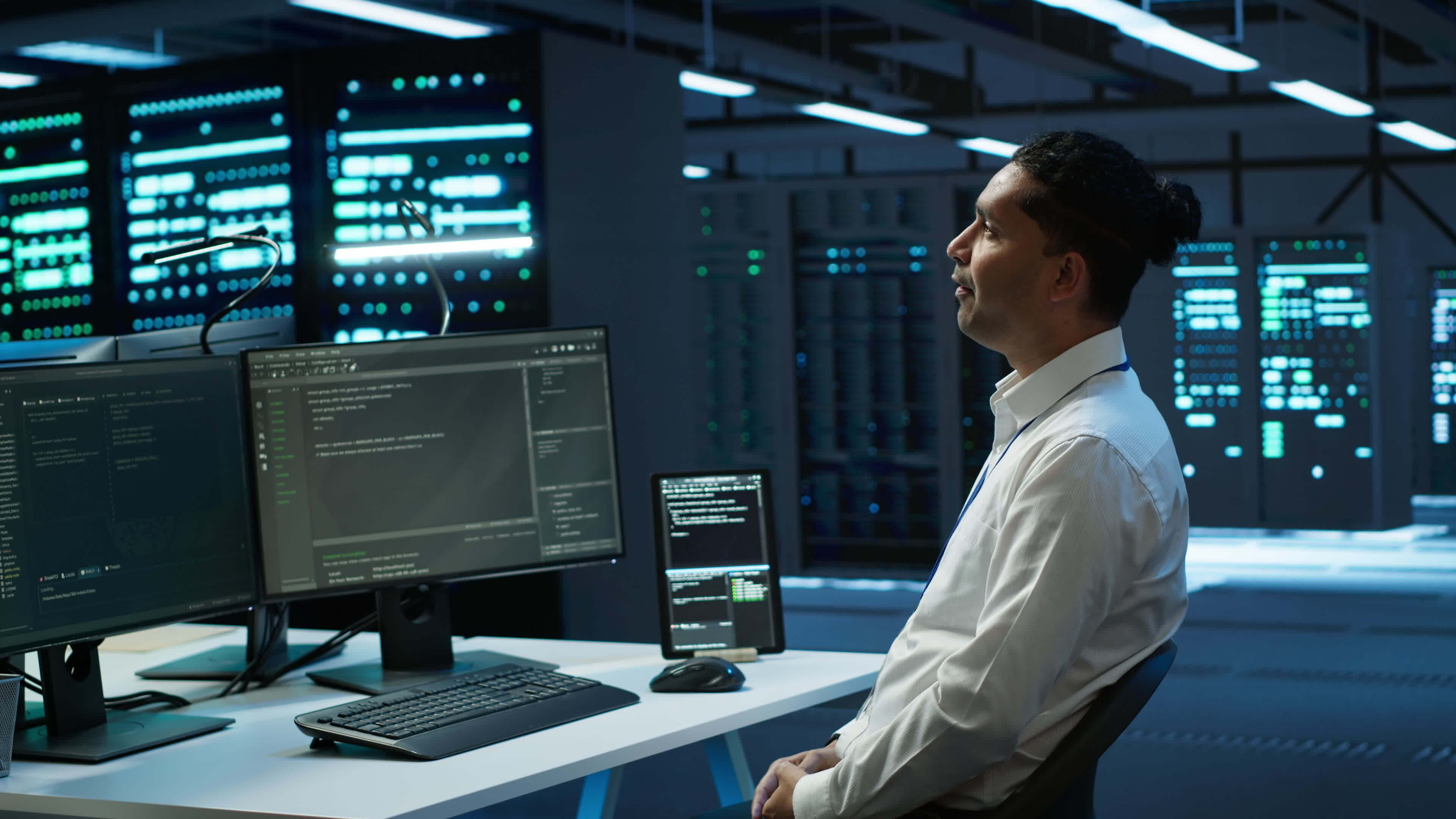 Admin In Data Center Using Augmented Reality Technology To Ensure