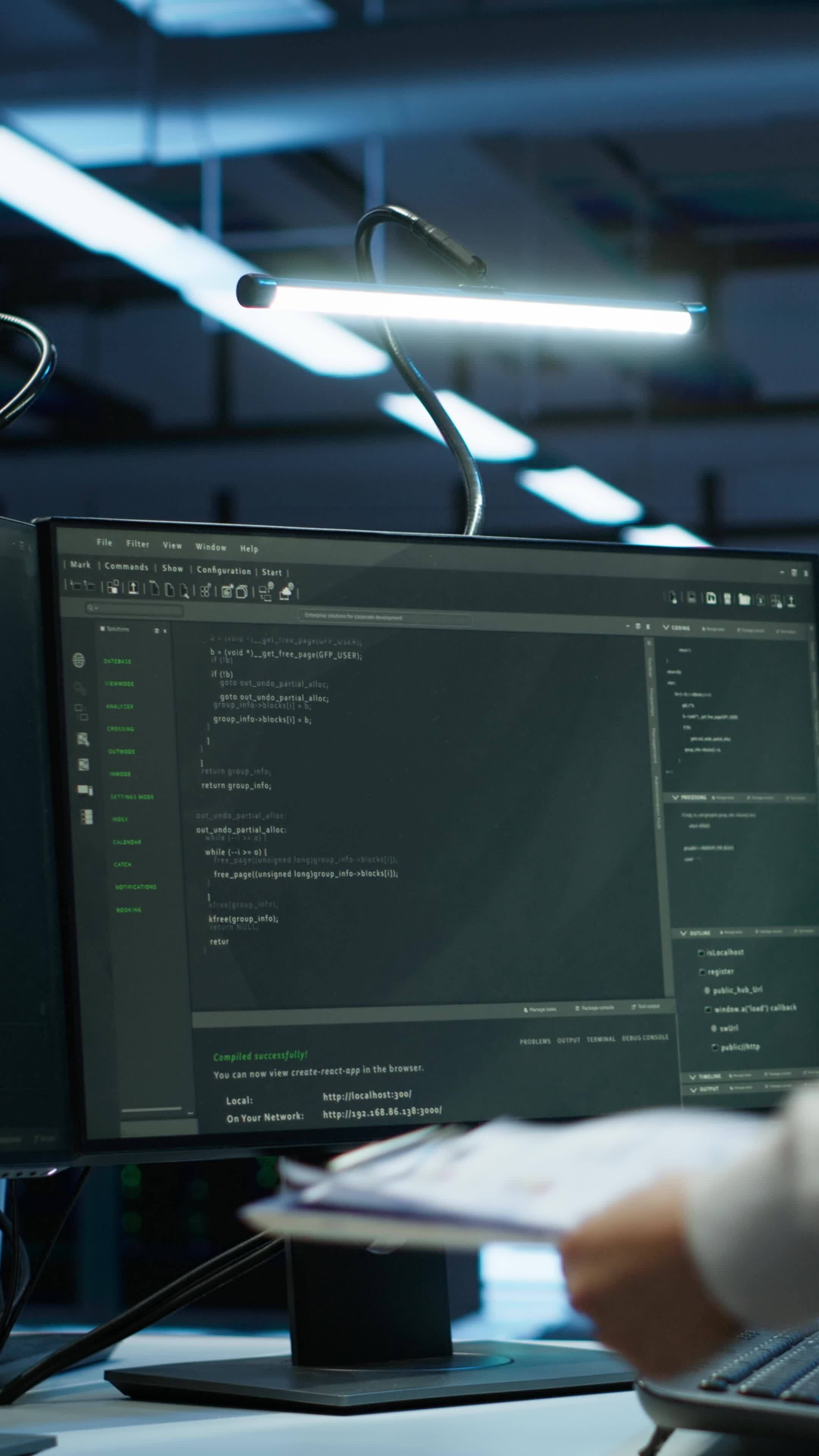 Vertical Ingeniero En Datos Centrar Instalando Software En Computadora Ayudar Mantener Red