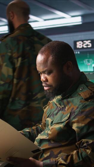 vertical militar oficial en mando enviar recepción intel carpeta archivos en enemigo batalla ...