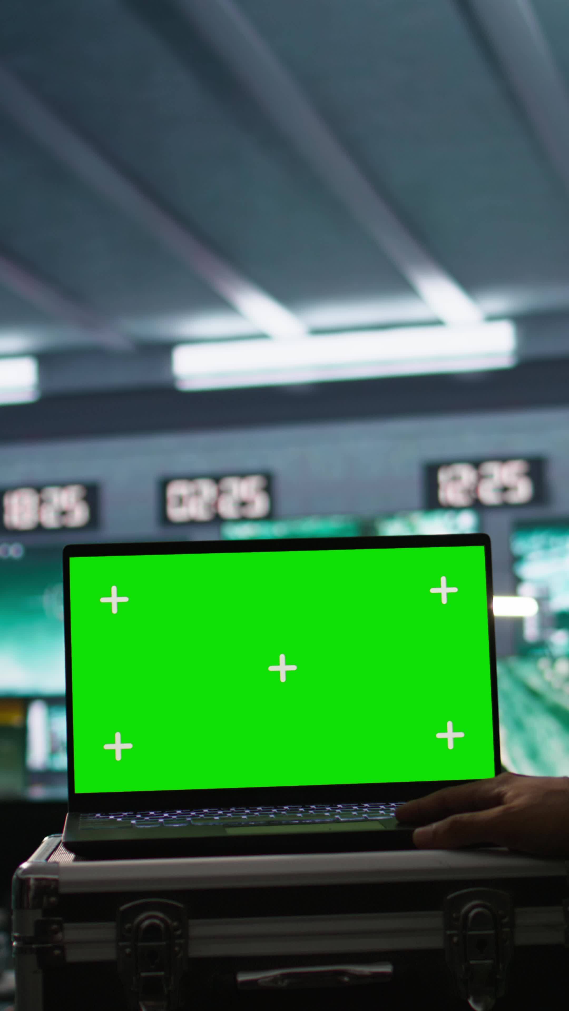 vertical Ejército especialista trabajando en guerra habitación operando vigilancia tecnología ...