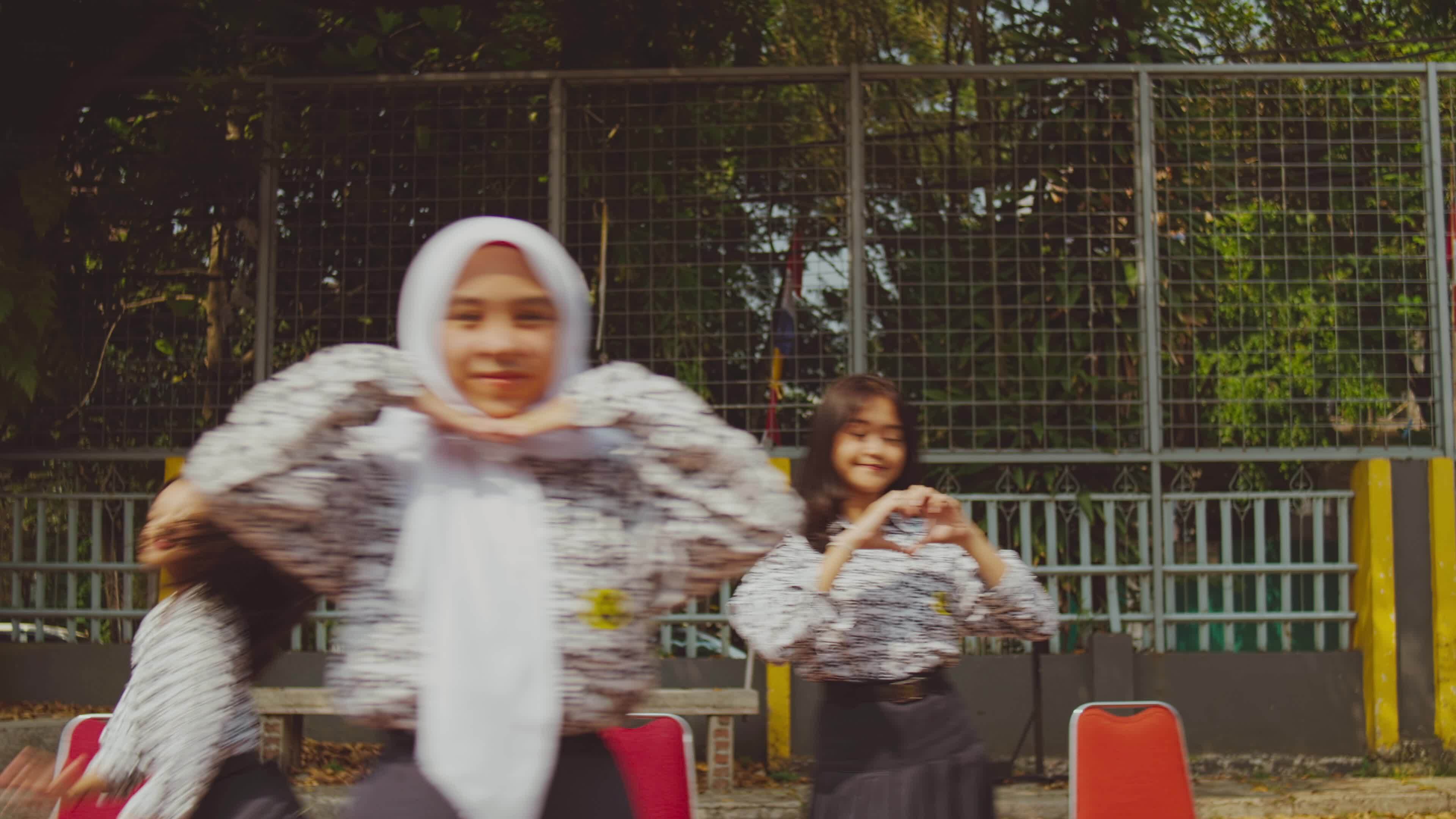 borroso muchachas en colegio uniformes haciendo corazón formas al aire libre 49240340 Vídeo de ...