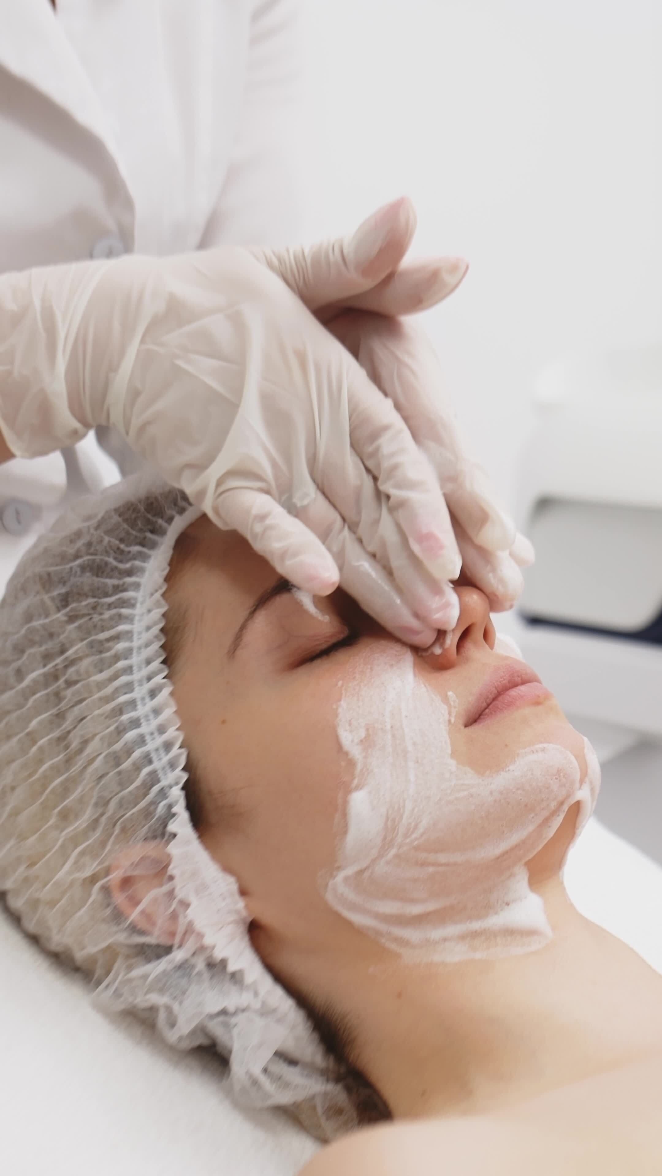 un profesional facial masaje en un moderno salón, presentando profundo limpieza y piel ...