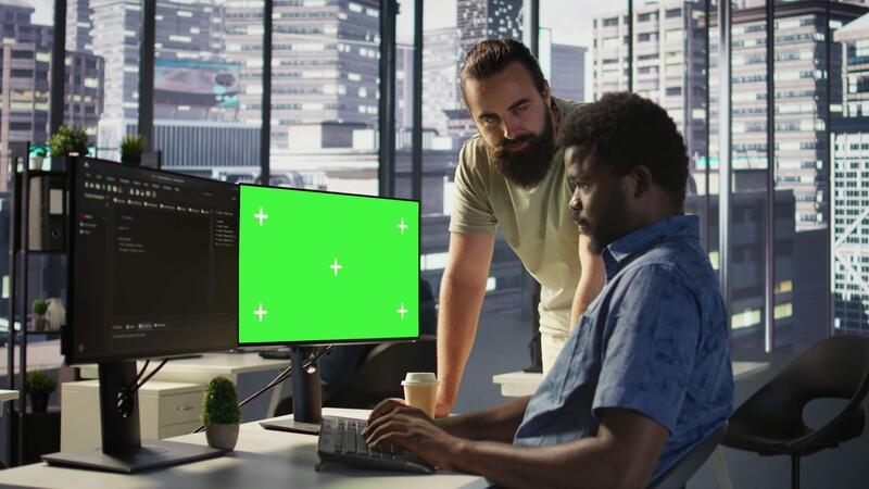 administración haciendo software depuración en verde pantalla ordenador personal, preguntando ...
