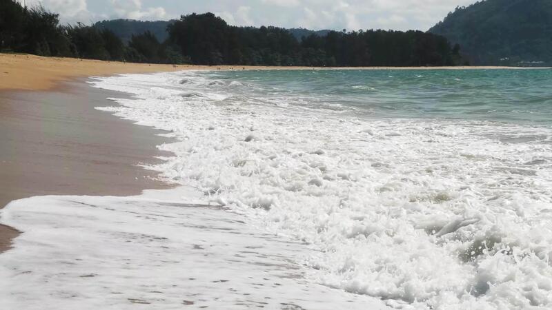 Mesmerizing ocean waves sandy shoreline side view. Expanse ocean ...