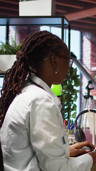 vertical eso técnico en hogar oficina mirando a ui en computadora monitor, ejecutando ...