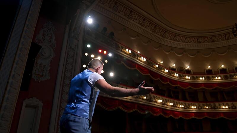 Kyiv, Ukraine, 29 mai 2024 Jeune acteur performant une monologue dans ... Kyiv, Ukraine, 29 mai 2024 Jeune acteur performant une monologue dans ...