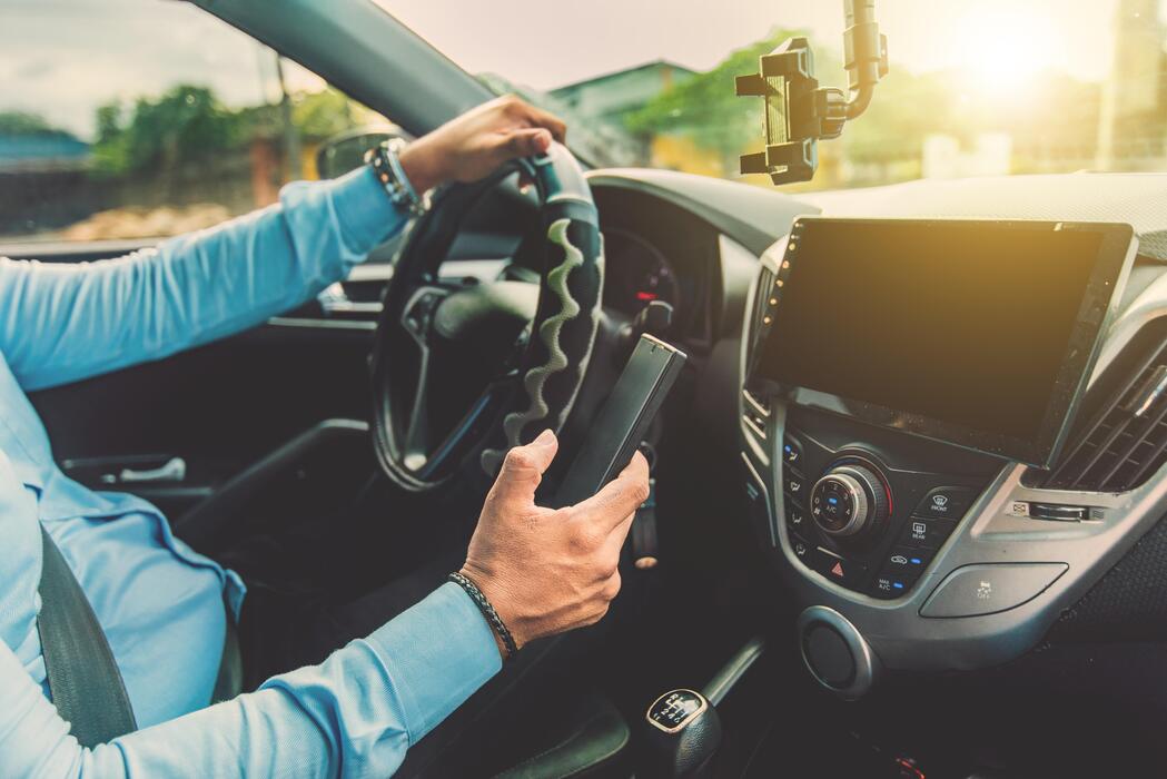 Using Phone In Car Stock Photos, Images and Backgrounds for Free Download