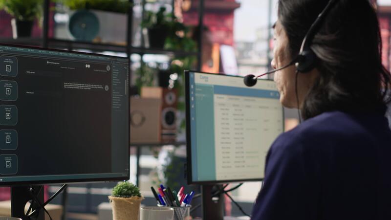 Call center agent using AI chatbot to provide quick and accurate ...