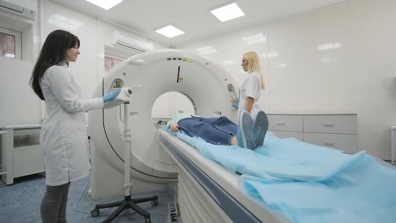 hembra paciente es pasando Connecticut o mri escanear debajo supervisión de dos calificado ...