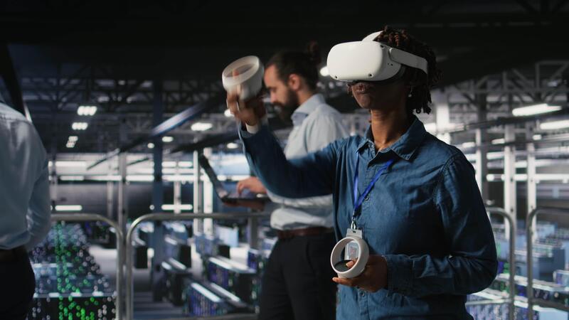 Data center programmer using virtual reality technology to simulate artificial intelligence ...